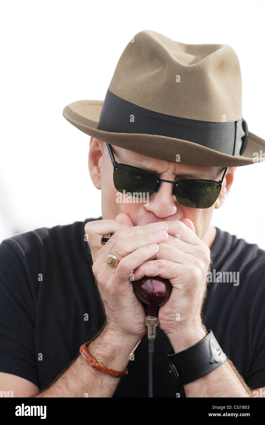 Bruce willis the player hi-res stock photography and images - Alamy