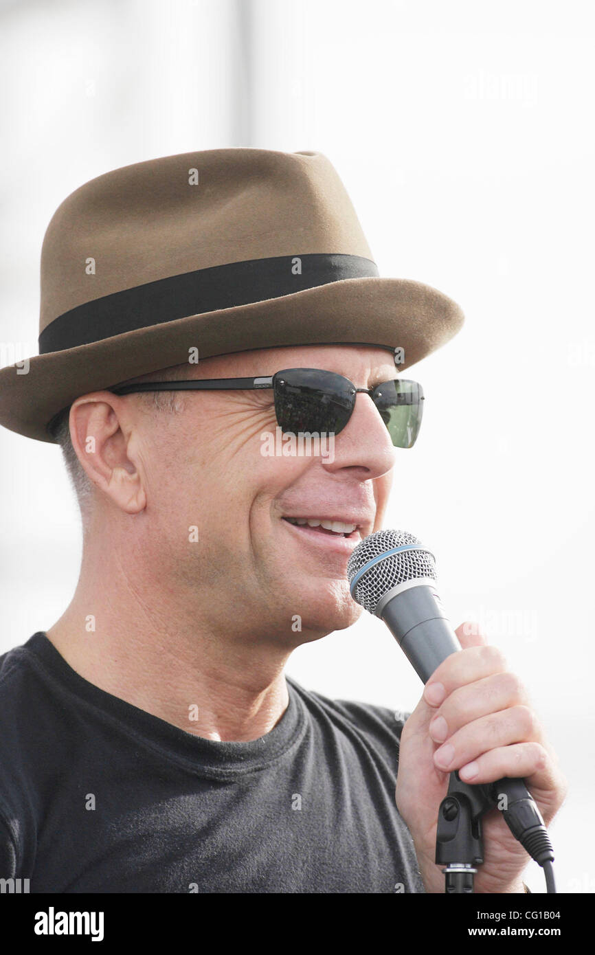 Bruce willis the player hi-res stock photography and images - Alamy