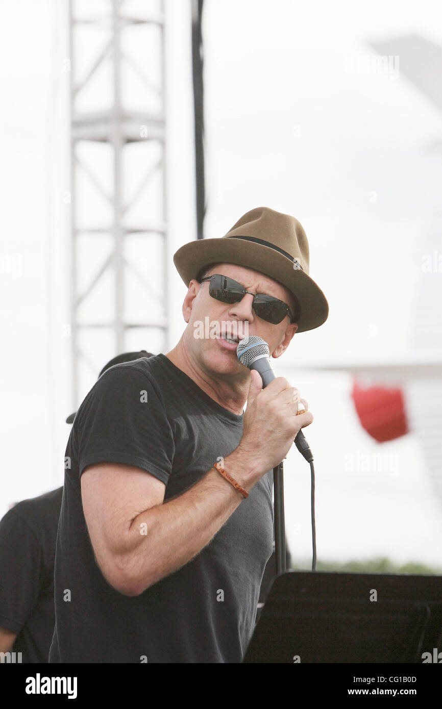 Bruce willis the player hi-res stock photography and images - Alamy