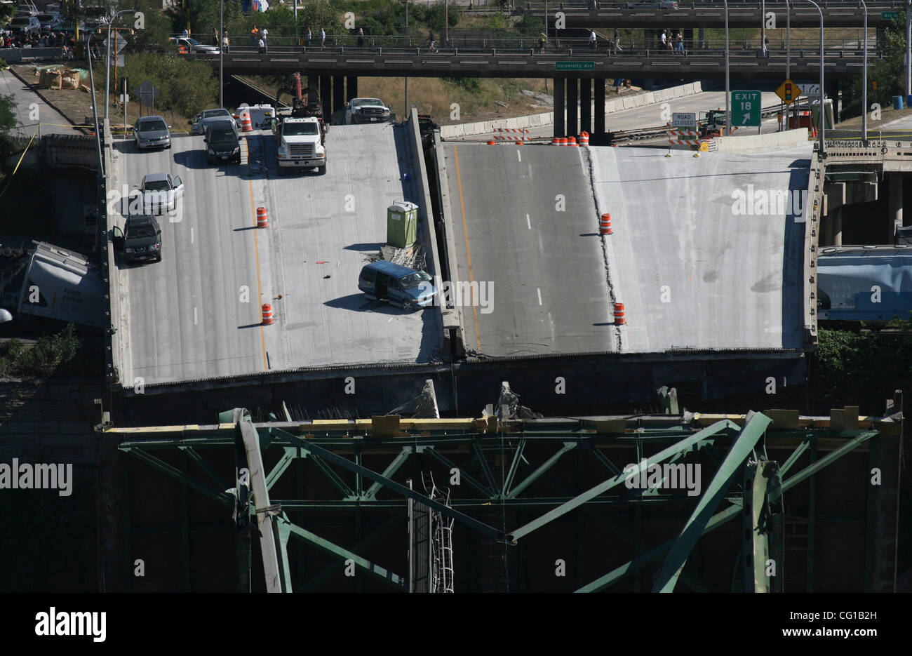 Collapsed freeway bridge minneapolis hi-res stock photography and ...