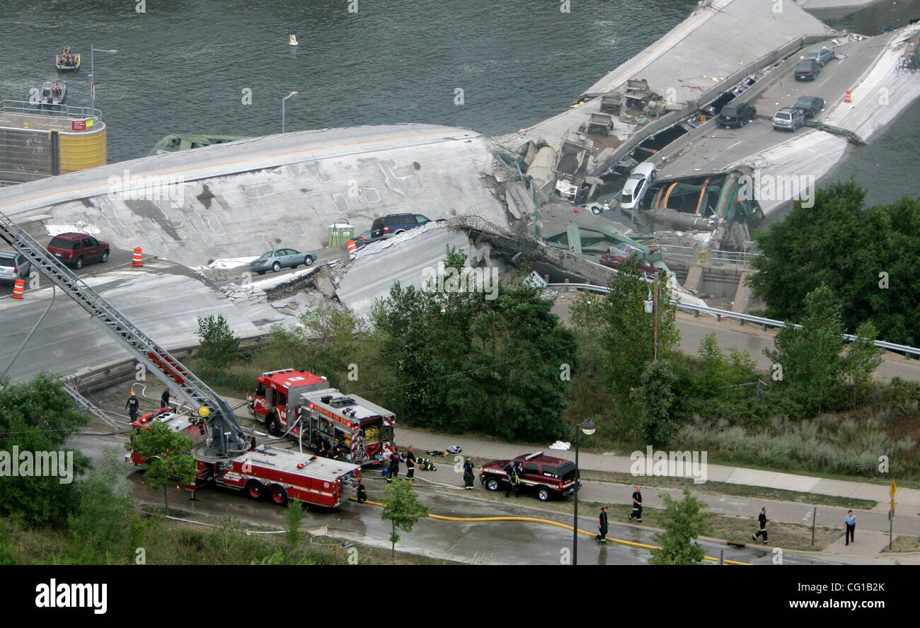 Aug 02, 2007 - Minneapolis, Minnesota, USA - I-35W freeway bridge ...