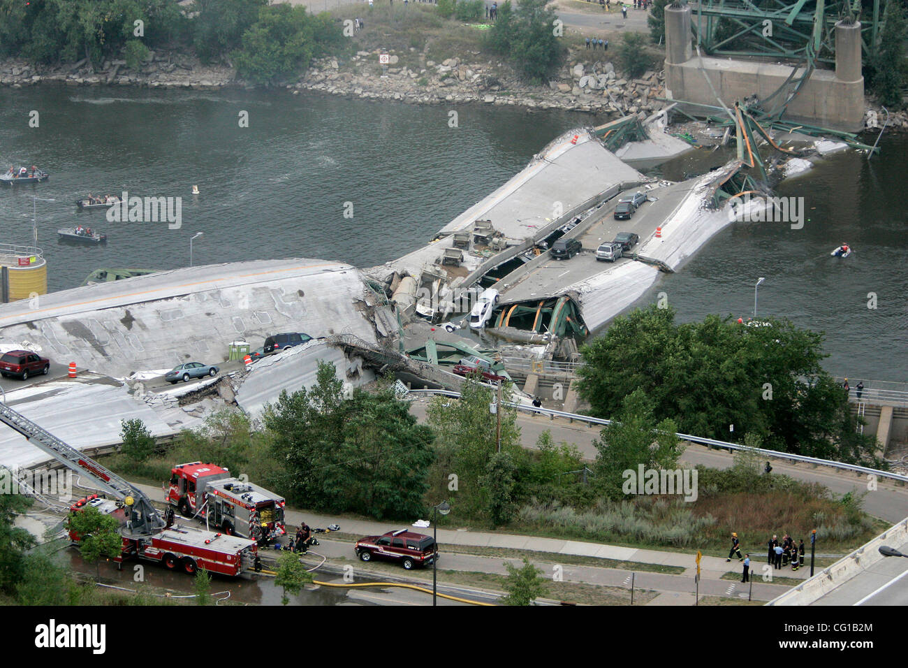 Aug 02, 2007 - Minneapolis, Minnesota, USA - I-35W freeway bridge ...