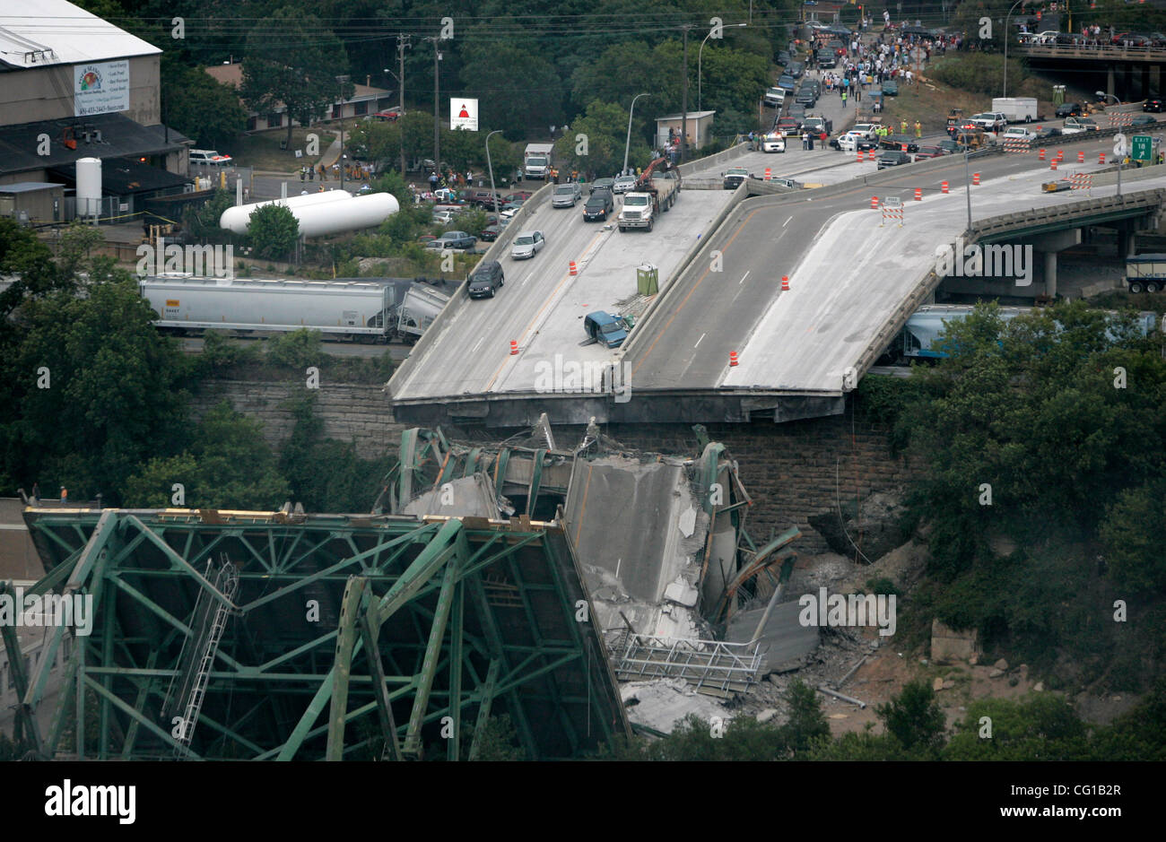 Collapsed freeway bridge minneapolis hi-res stock photography and ...