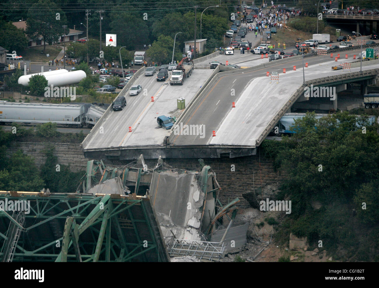 Aug 02, 2007 - Minneapolis, Minnesota, USA - I-35W freeway bridge ...