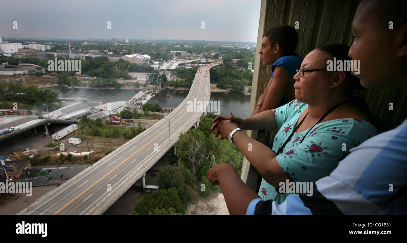 Collapsed freeway bridge minneapolis hi-res stock photography and ...