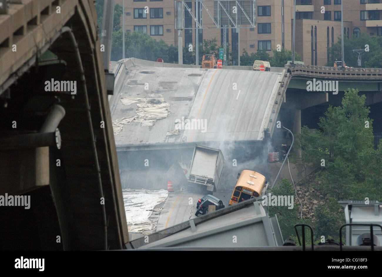 Collapsed freeway bridge minneapolis hi-res stock photography and ...