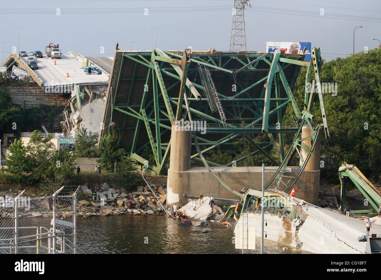 Collapsed freeway bridge minneapolis hi-res stock photography and ...