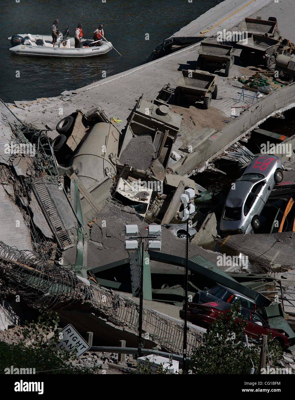 Collapsed freeway bridge minneapolis hi-res stock photography and ...
