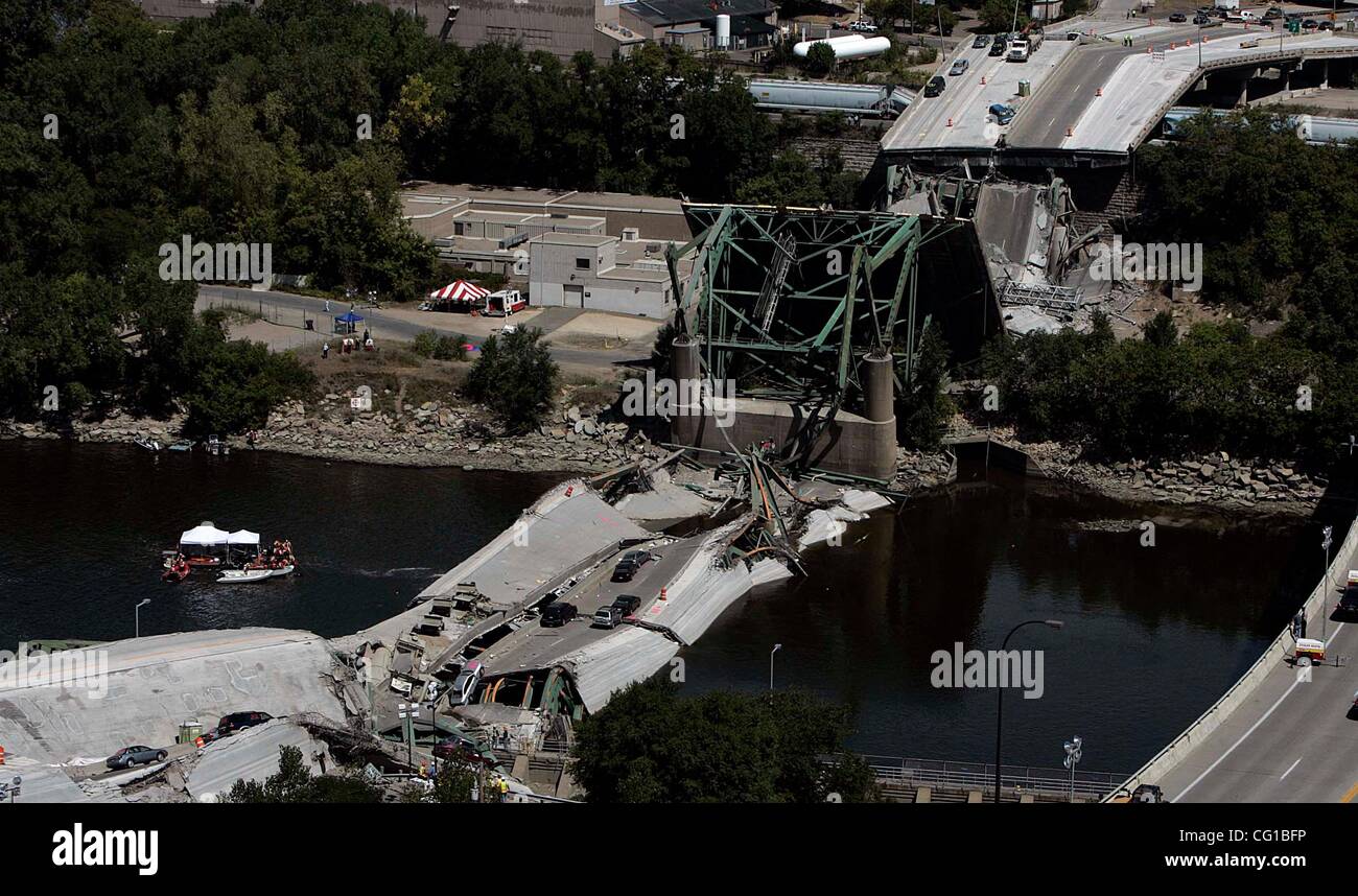 Collapsed freeway bridge minneapolis hi-res stock photography and ...