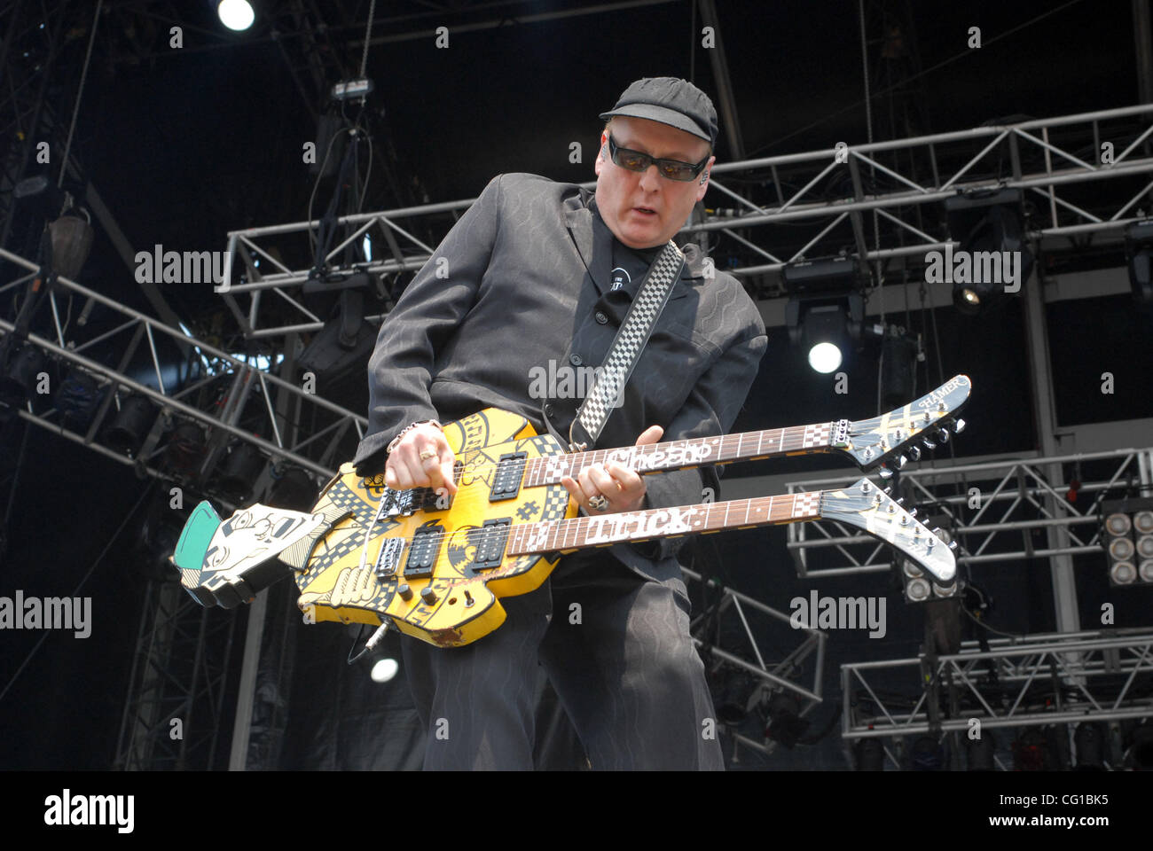 Aug 04, 2007 - Baltimore, MD, USA - Guitarist RICK NIELSEN of the band ...