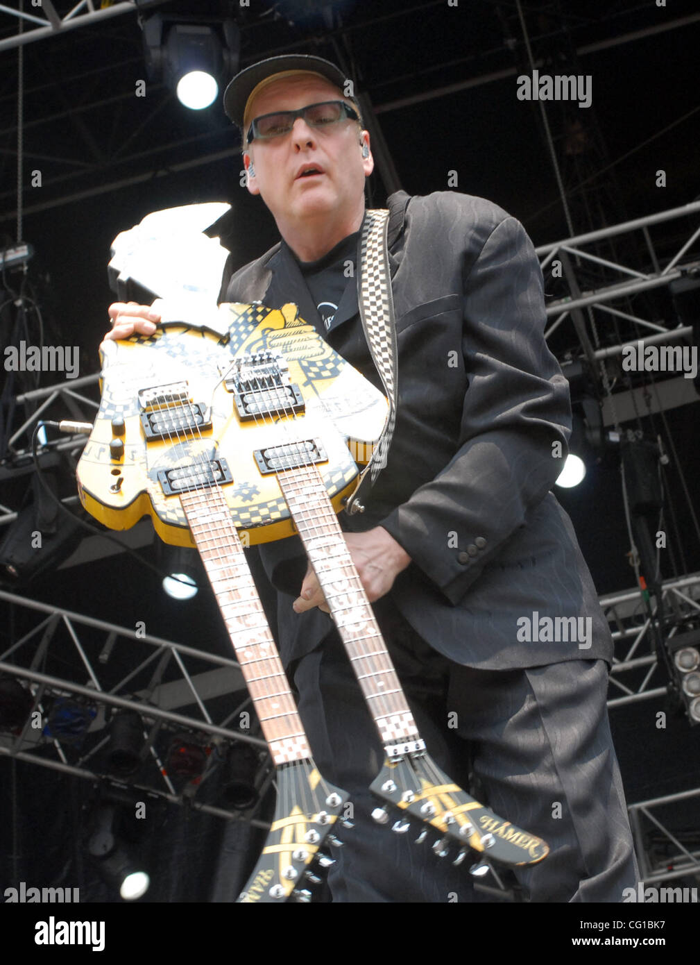 Aug 04, 2007 - Baltimore, MD, USA - Guitarist RICK NIELSEN of the band ...