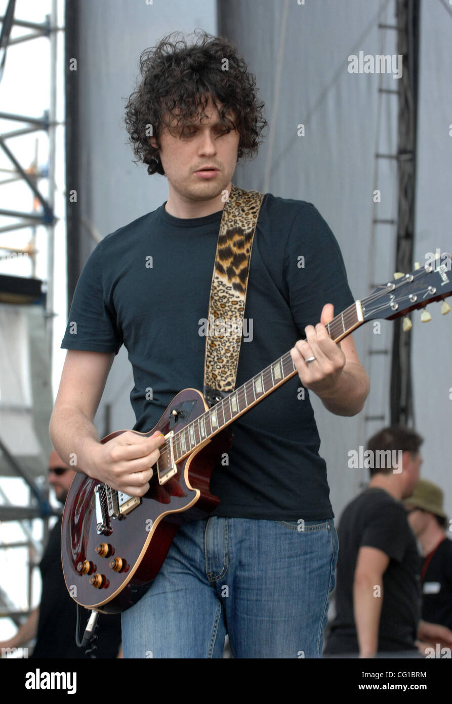 Aug 04, 2007 - Baltimore, MD, USA - Singer / Guitarist JON FRATELLI of ...