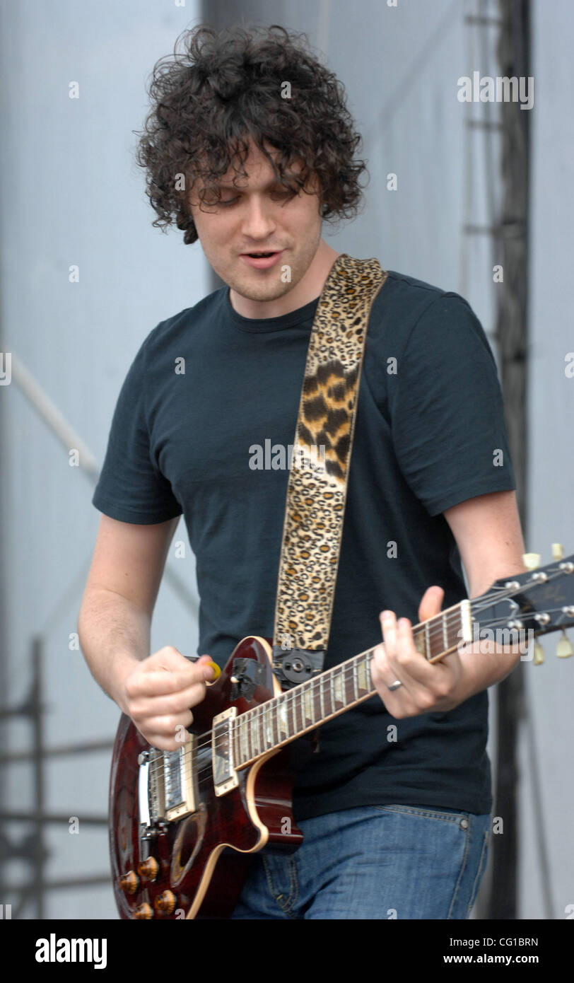 Aug 04, 2007 - Baltimore, MD, USA - Singer / Guitarist JON FRATELLI of ...