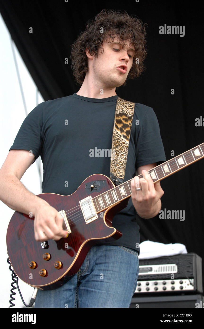 Aug 04, 2007 - Baltimore, MD, USA - Singer / Guitarist JON FRATELLI of ...
