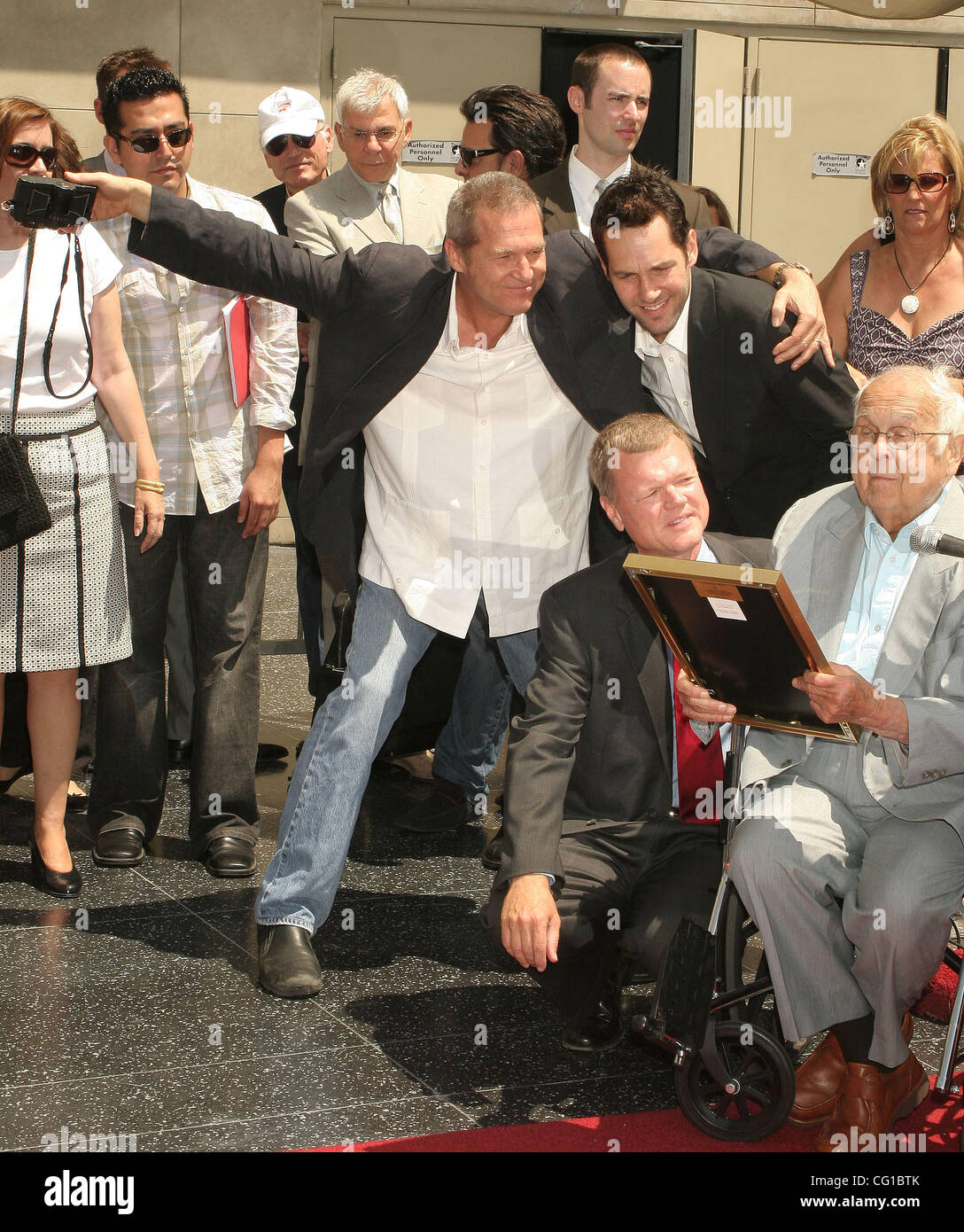 Aug 04, 2007; Hollywood, California, USA; Actor JEFF BRIDGES taking a ...
