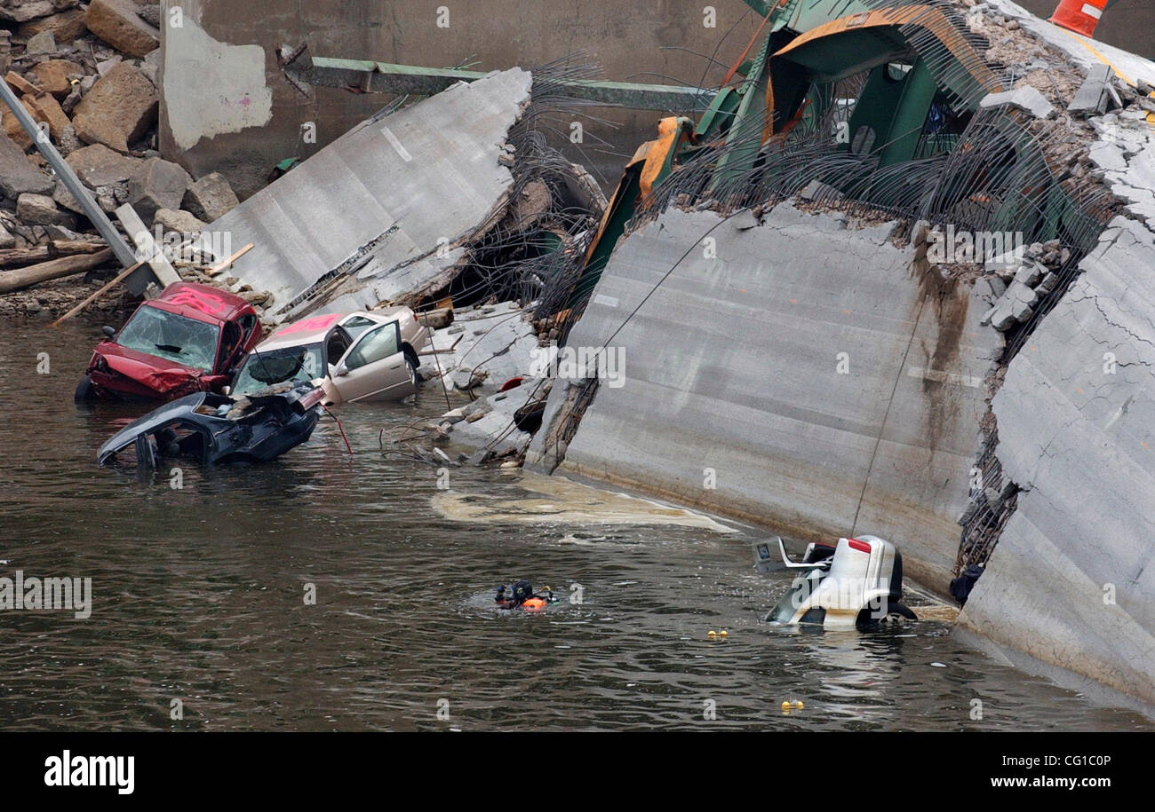 August 4th, 2007 - Minneapolis, MN, USA - Divers continued recovery ...