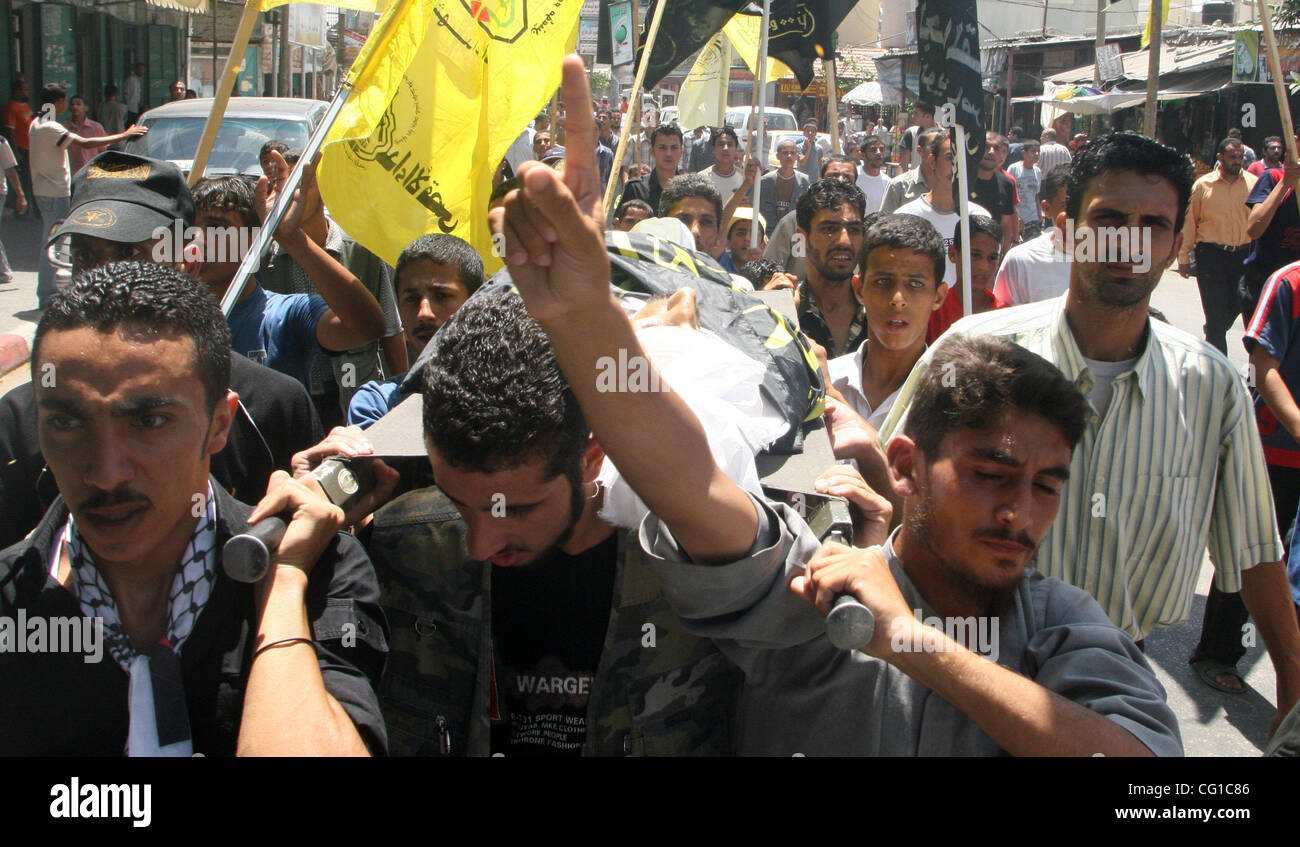 Aug 05, 2007 - Gaza City, Gaza Strip - Palestinians carry the body of ...