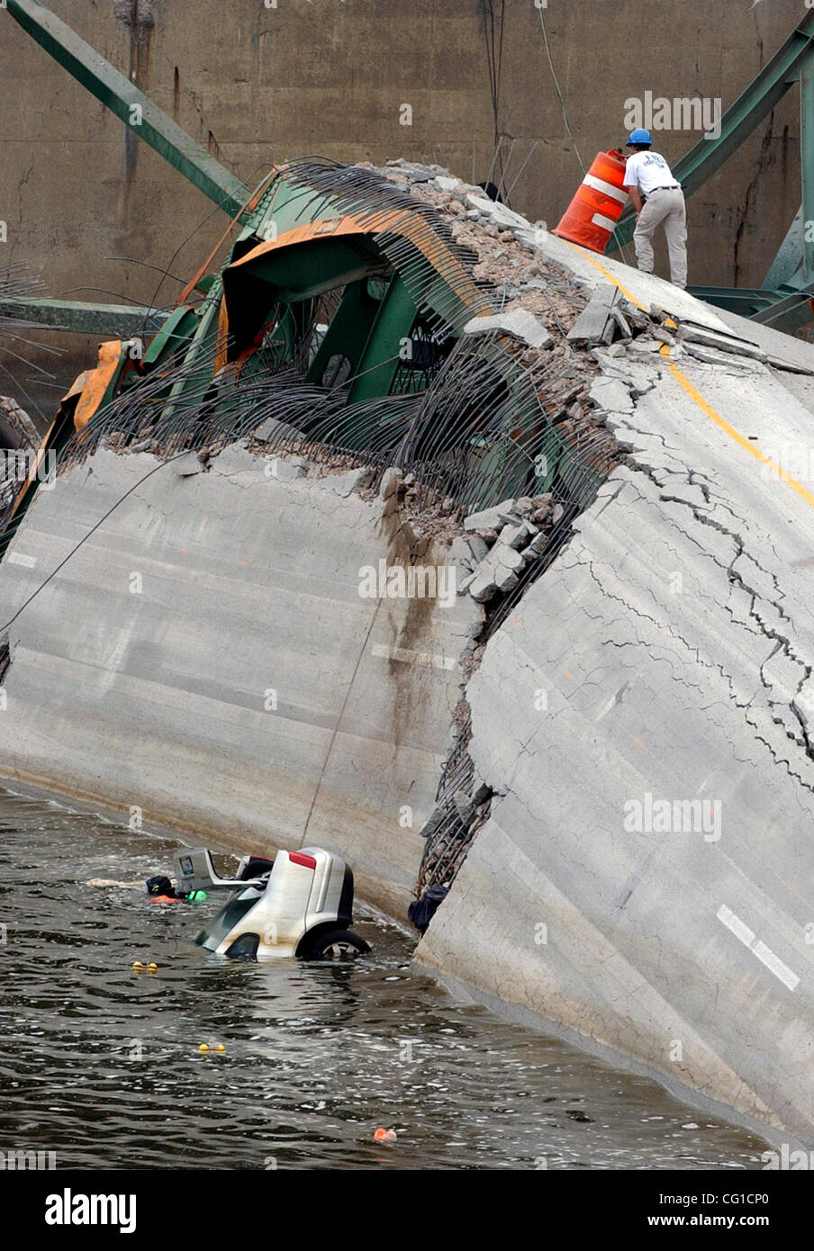 August 4th, 2007 - Minneapolis, MN, USA - Divers continued recovery ...