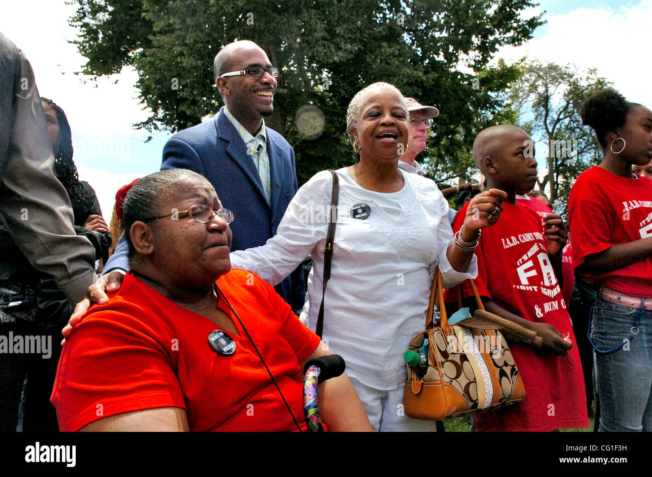 Annette Mobley, center, and Helene Davis, left, take a moment during a ...