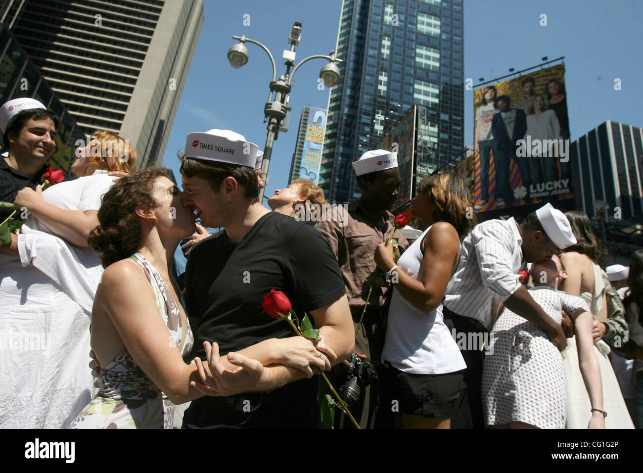 World war kiss 1945 hi-res stock photography and images - Alamy
