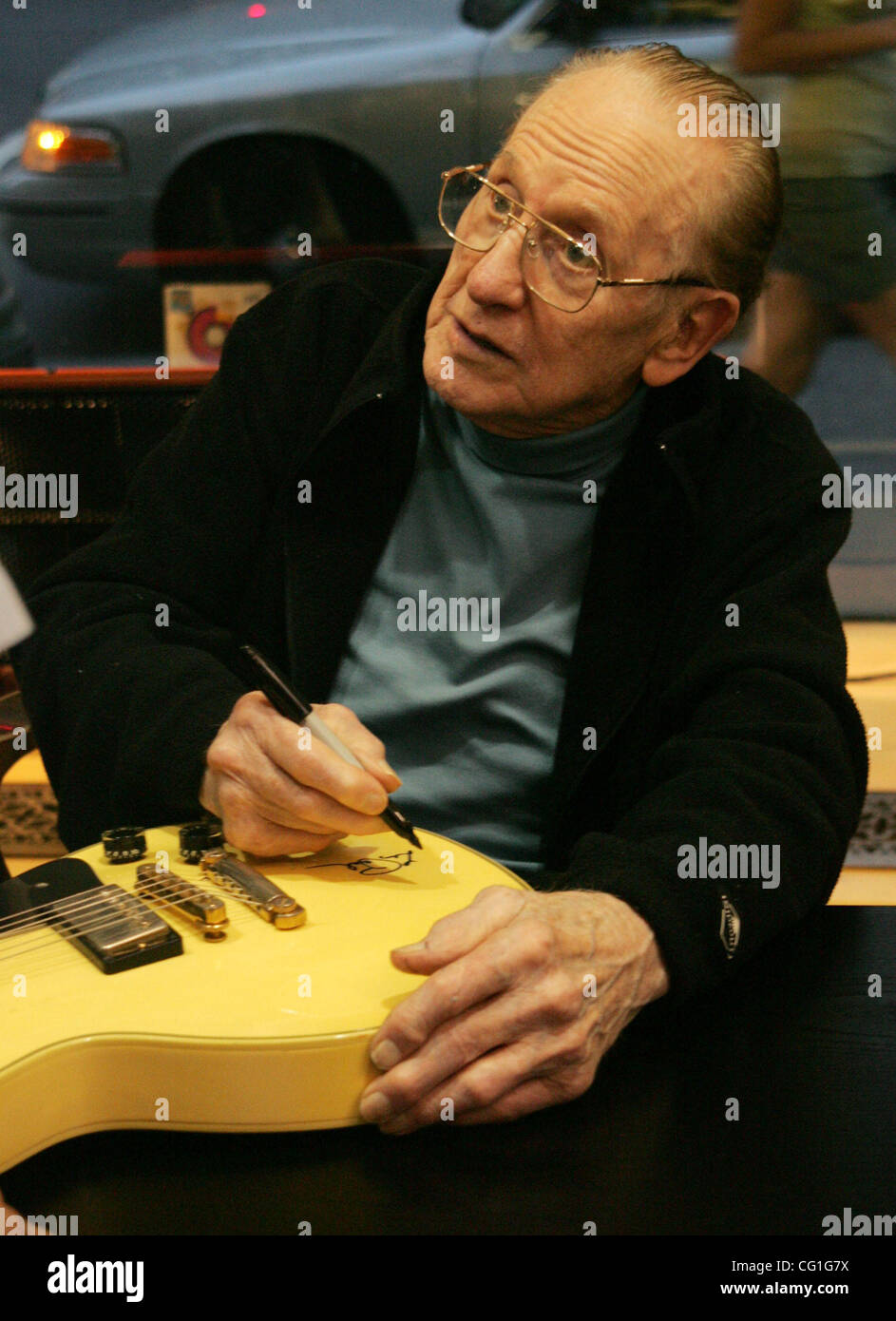 American guitarist and inventor hi-res stock photography and images - Alamy
