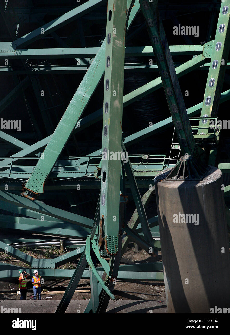 Mississippi river bridge collapse hi-res stock photography and images ...