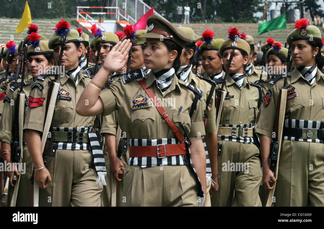Indian female police march during the 60th Indian Independence Day ...