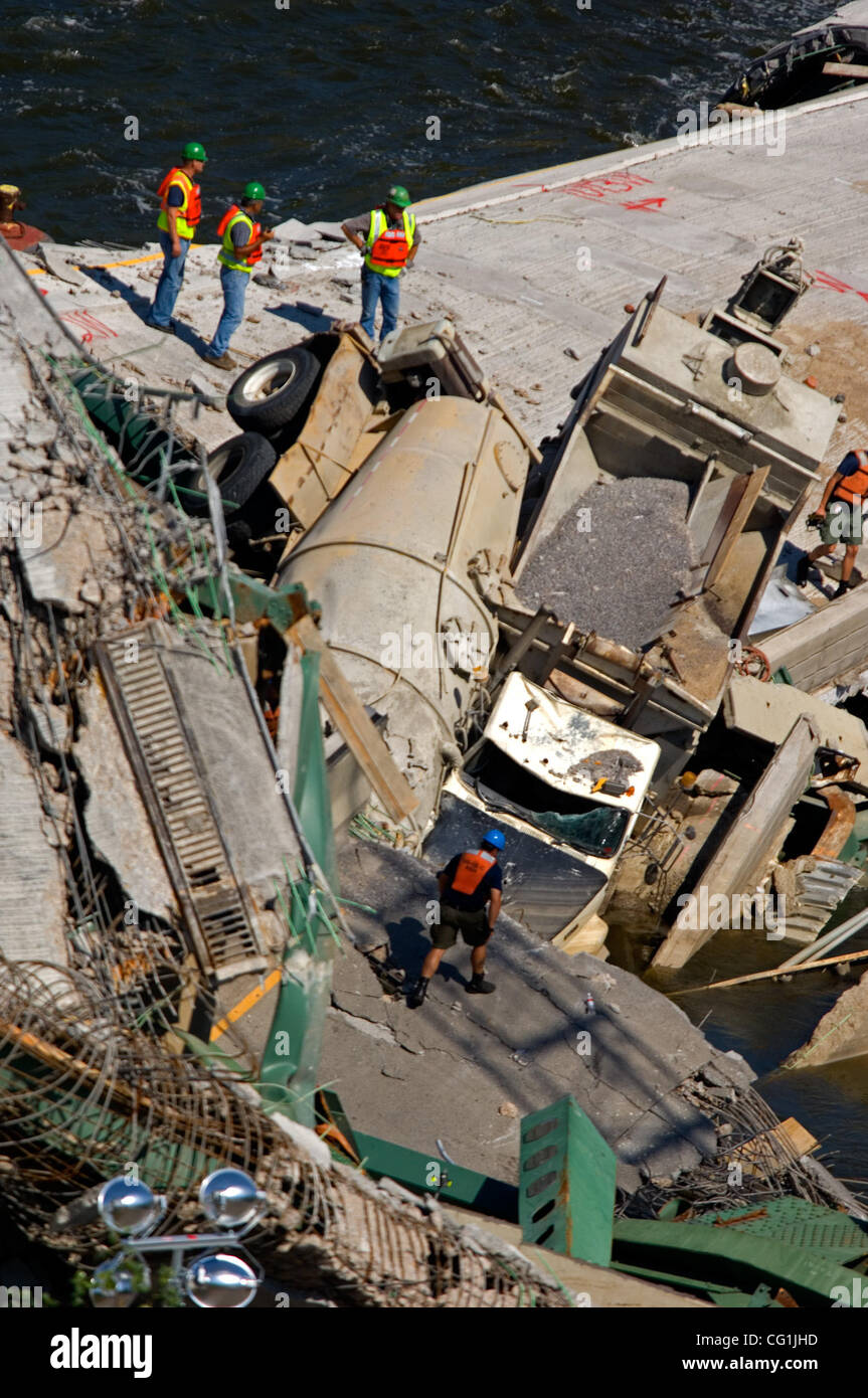 Minneapolis bridge clean up hi-res stock photography and images - Alamy