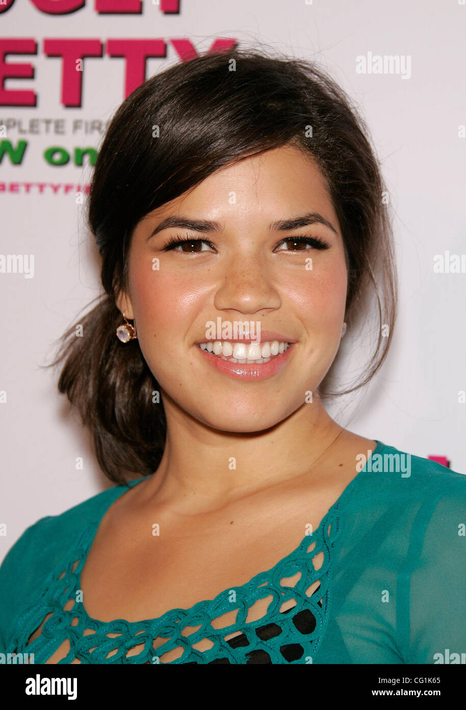 America ferrera ugly betty hi-res stock photography and images - Alamy
