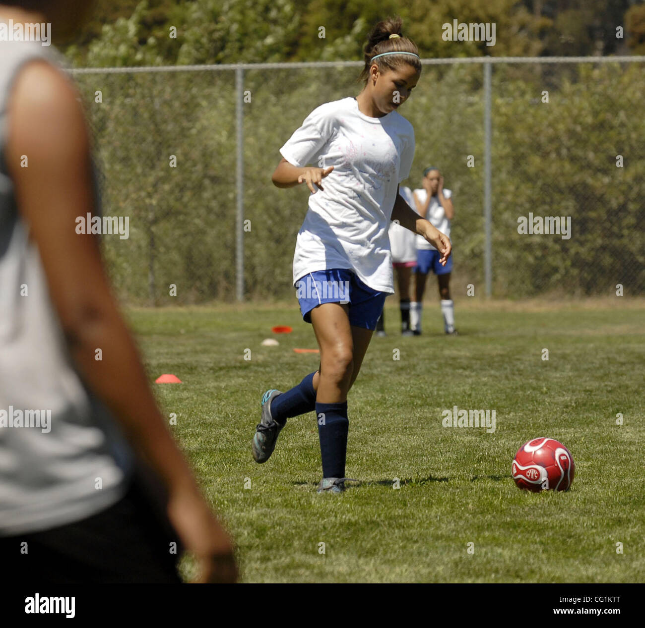 Players watch as Khayla Jones of Mavericks runs through a practice of ...