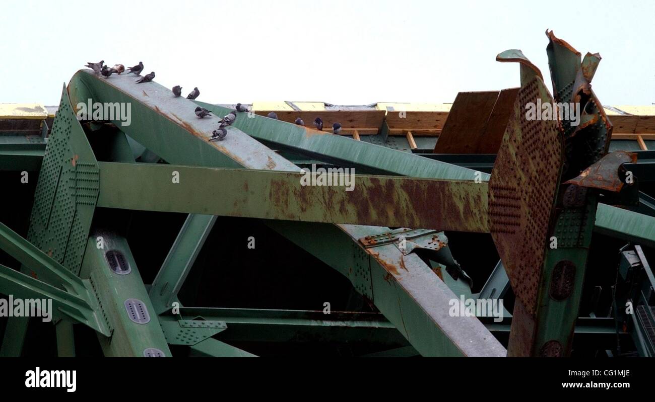 Truss plates hi-res stock photography and images - Alamy