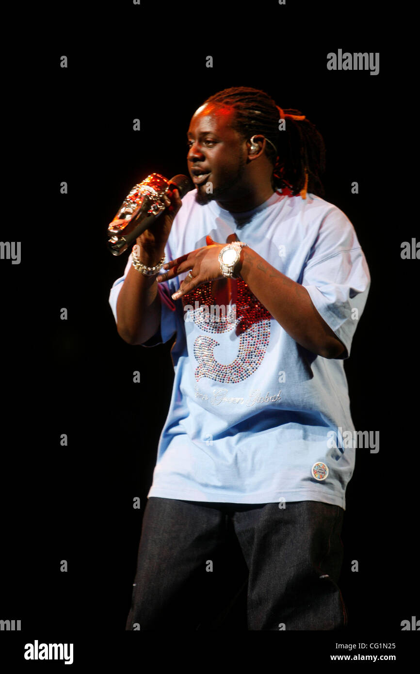 T-Pain performing at The Scream Tour at Madison Square Garden on August ...