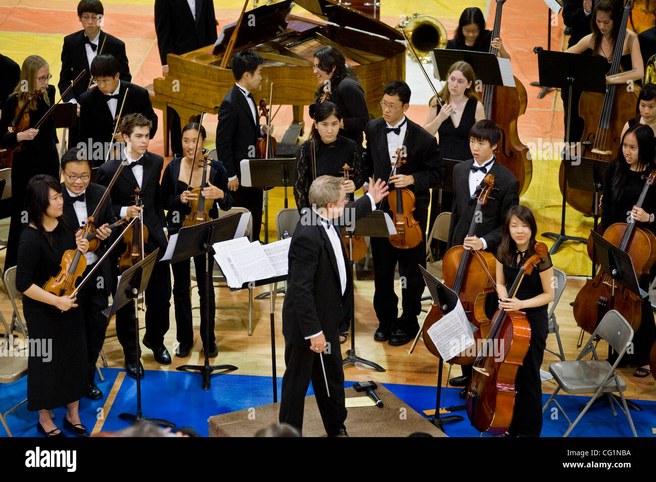 Student orchestra high school gymnasium hi-res stock photography and ...