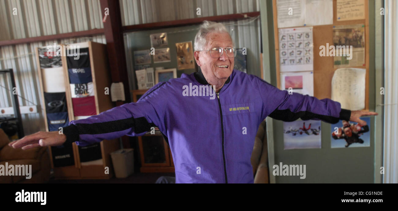 At the age of 90 Royal Yocum prepares to skydive at "Bay Area Skydiving ...