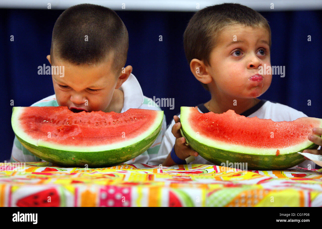 Kids eating watermelon beach hi-res stock photography and images - Alamy