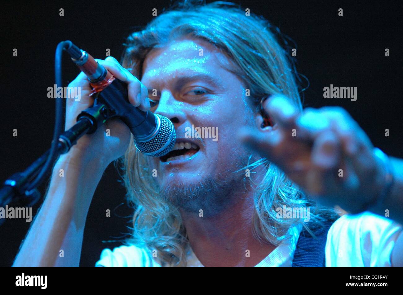 Singer Wes Scantlin and Puddle of Mudd performing at the Walnut Creek ...