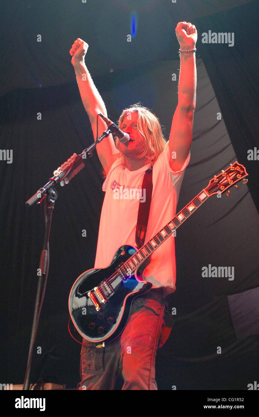 Puddle Of Mudd Stock Photos & Puddle Of Mudd Stock Images - Alamy