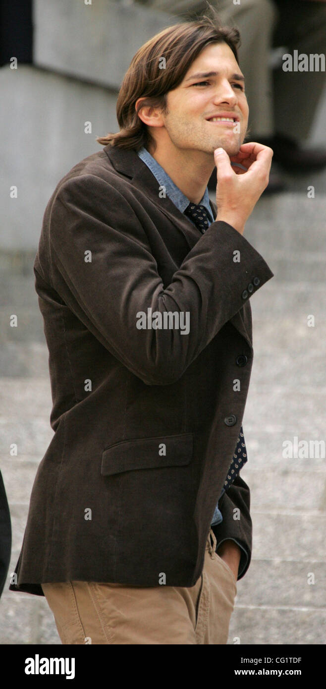 Aug 28, 2007 - New York, NY, USA - Actor ASHTON KUTCHER films a scene ...