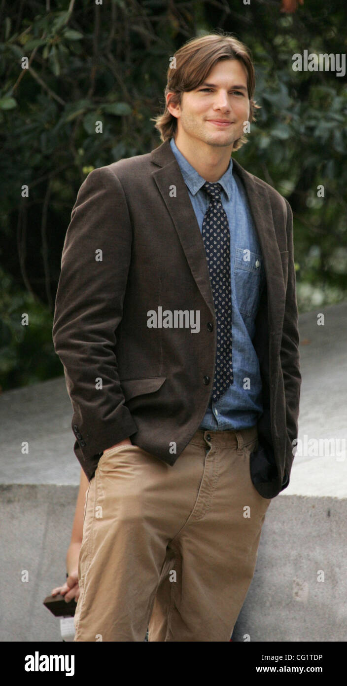Scene with ashton kutcher hi-res stock photography and images - Alamy
