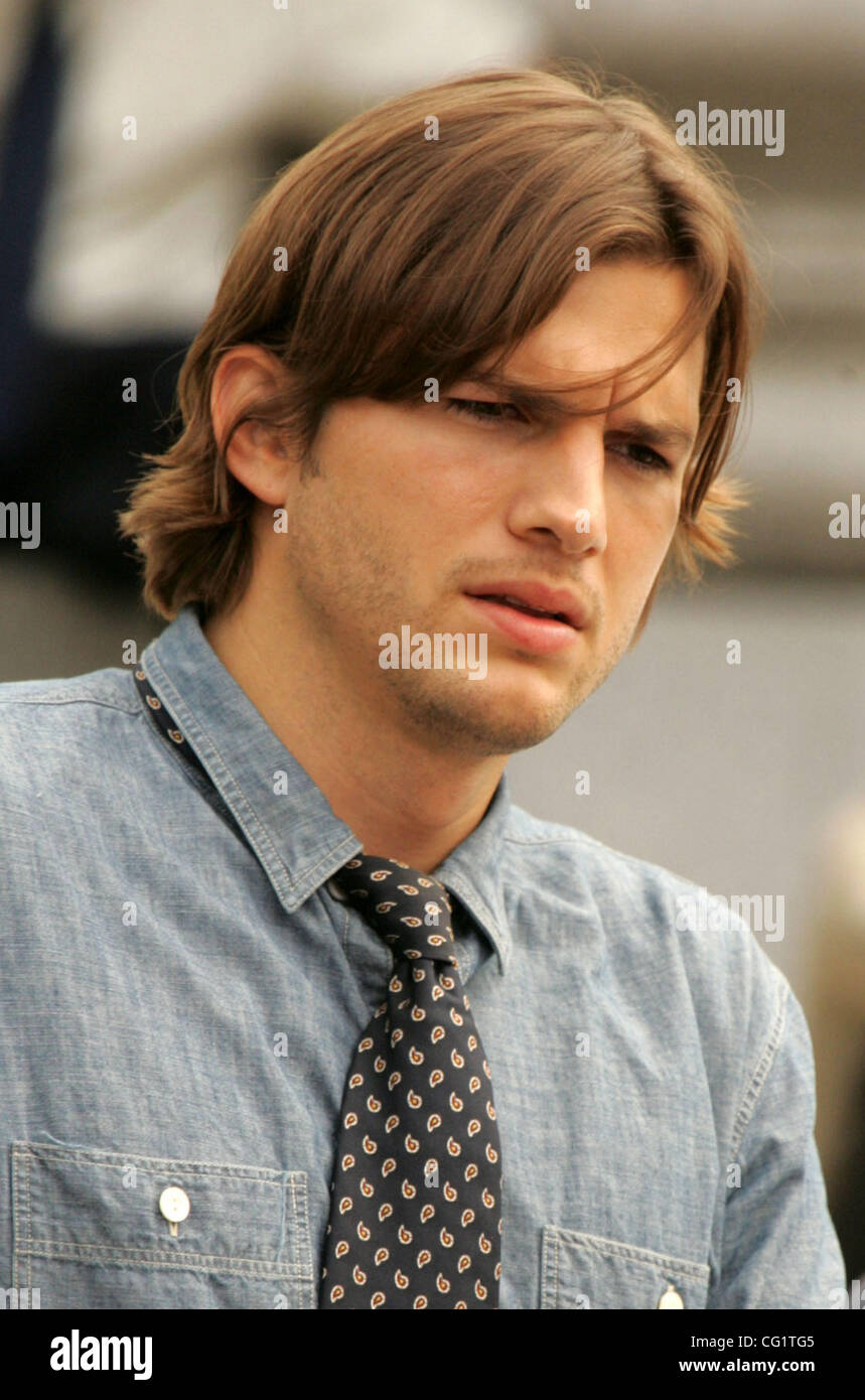 Aug 28, 2007 - New York, NY, USA - Actor ASHTON KUTCHER films a scene ...