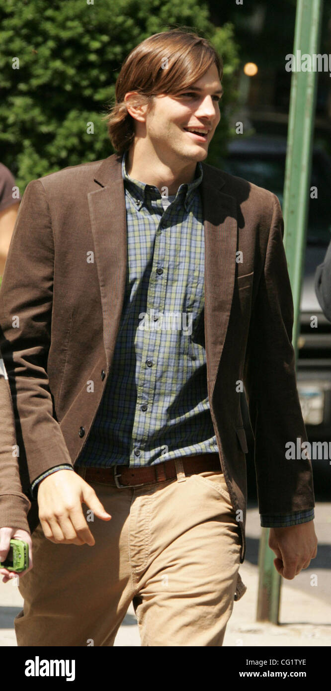 Aug 29, 2007 - New York, NY, USA - Actor ASHTON KUTCHER walks to the ...