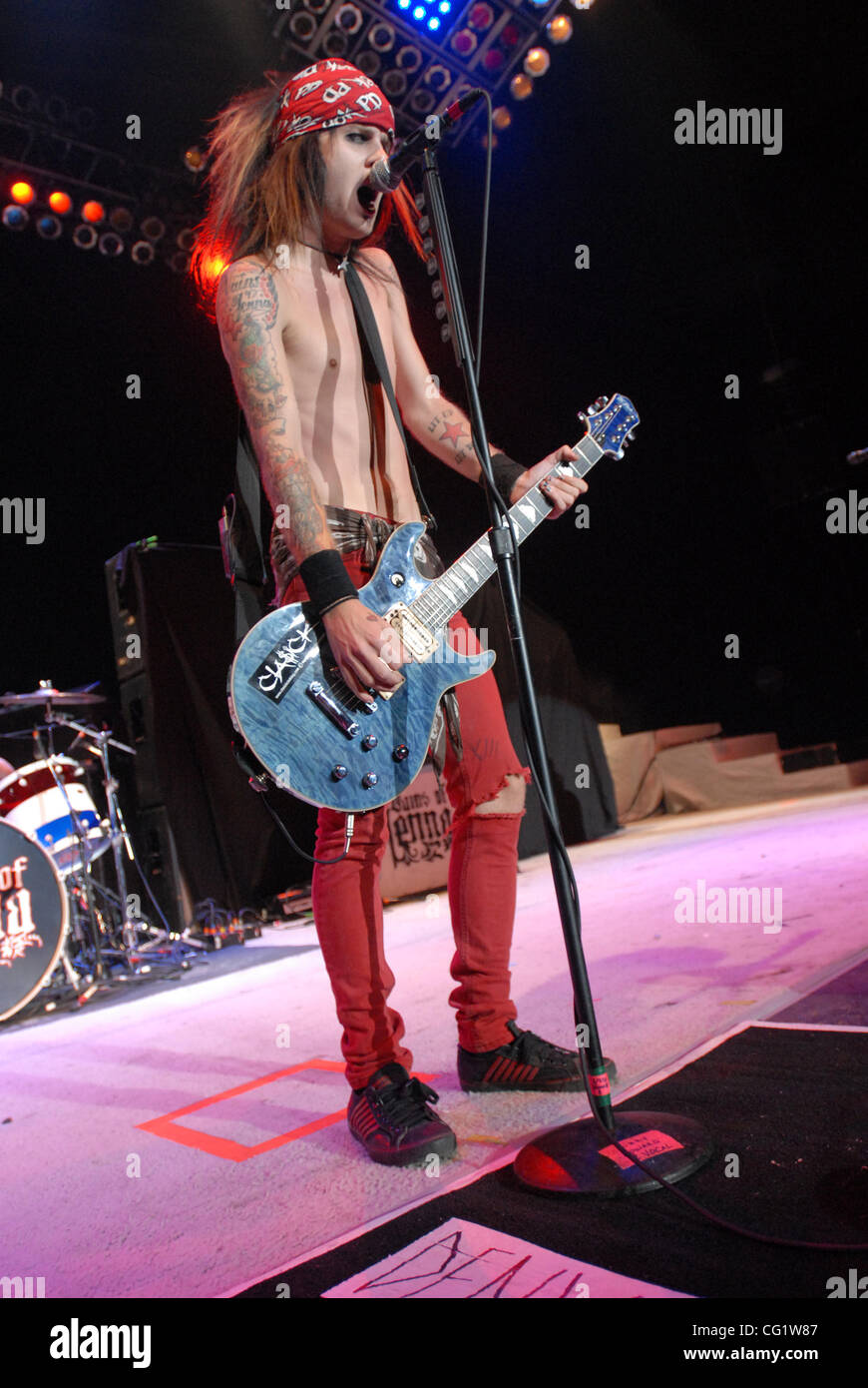 Aug 30, 2007 - Fayetteville, NC, USA - Singer / Guitarist LIZZY DEVINE ...