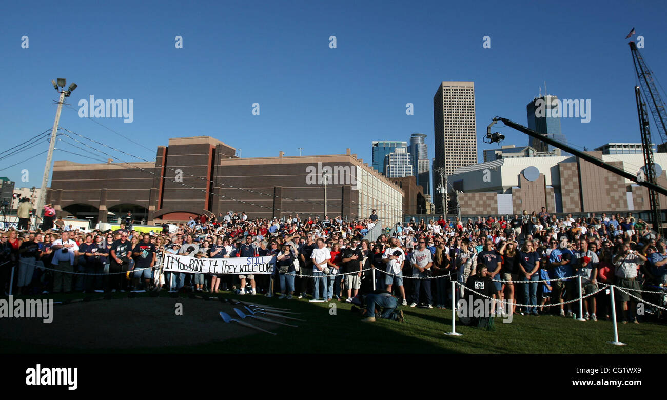 Twins ballpark hi-res stock photography and images - Alamy