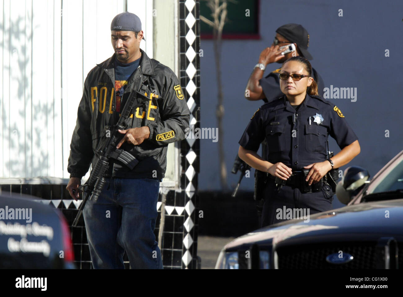Berkeley Police officers await for a robbery suspect who ran away after ...
