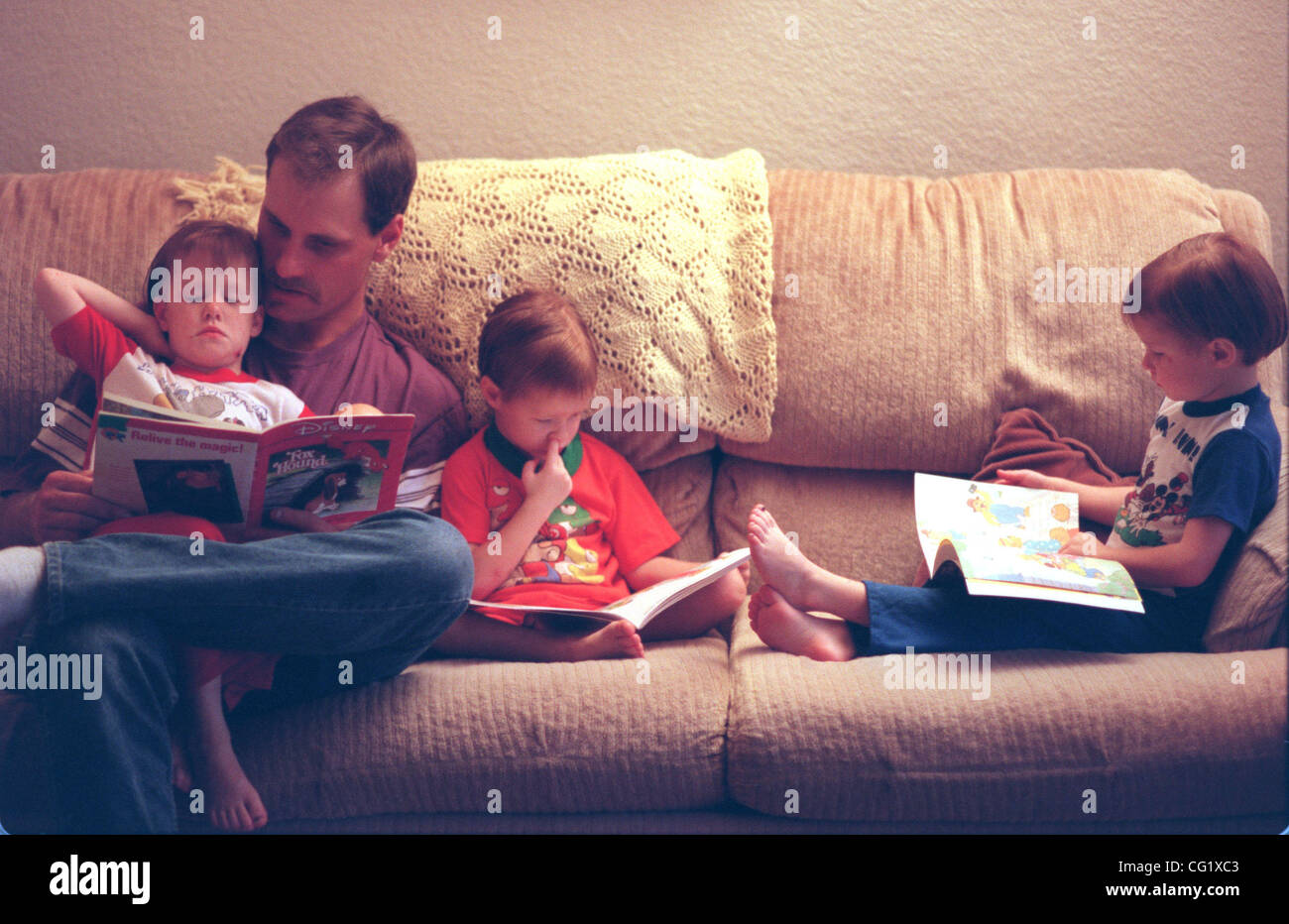 L r identical twins hi-res stock photography and images - Alamy