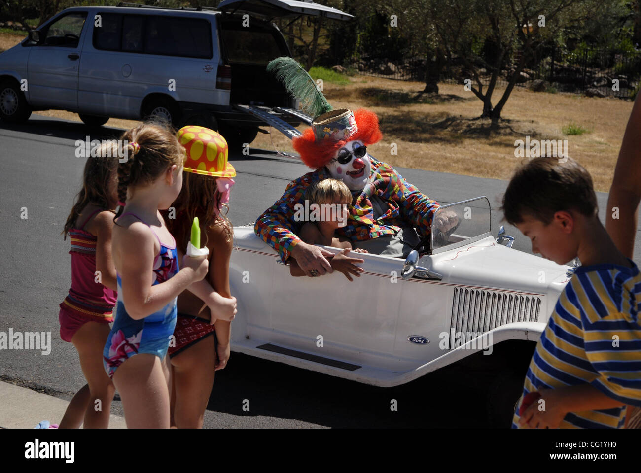 JUMP SECOND - "Timo" the clown poses with Davis Porter, 5, of Loomis ...