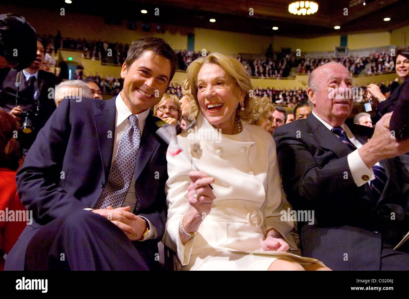 Actor Rob Lowe, sits with Charlotte Shultz, wife of Former Secretary of ...