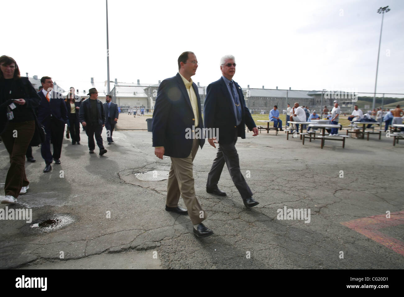 Assembly Republican Leader, Mike Villines, R-Clovis, left, talks with ...