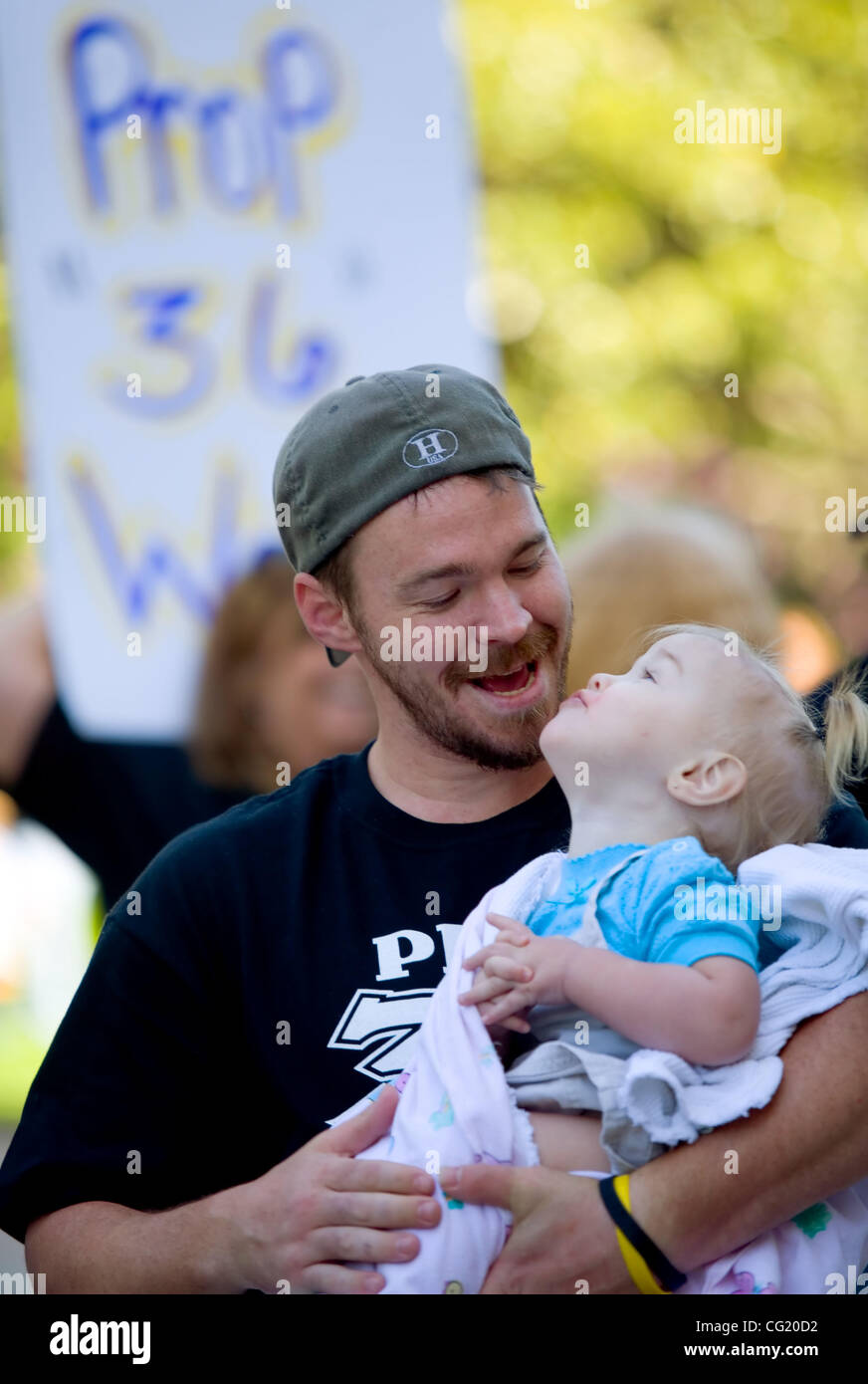 lede -- Jason Hill, of Sacramento, plays with his daughter Abigail Hill ...