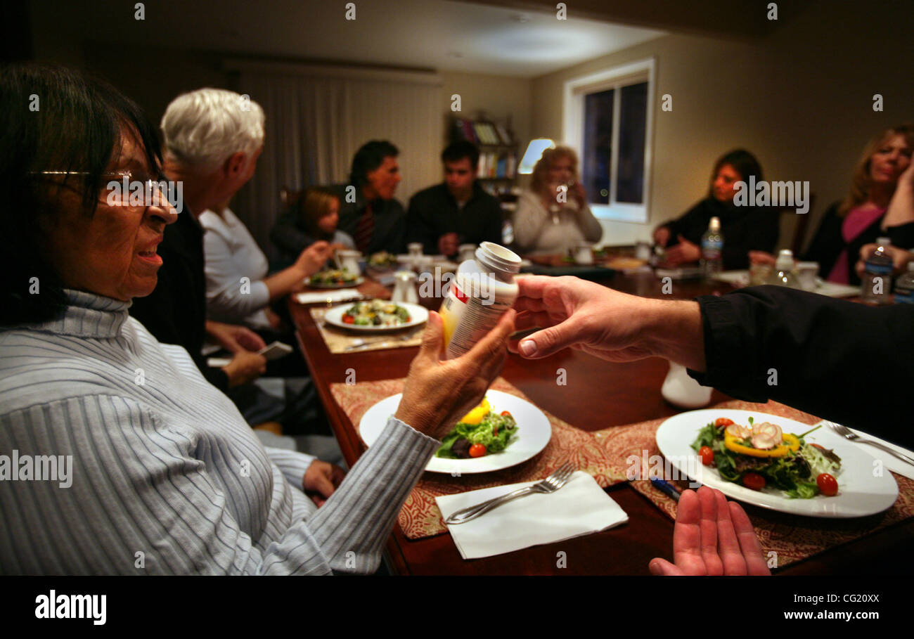 Food passed around table hi-res stock photography and images - Alamy